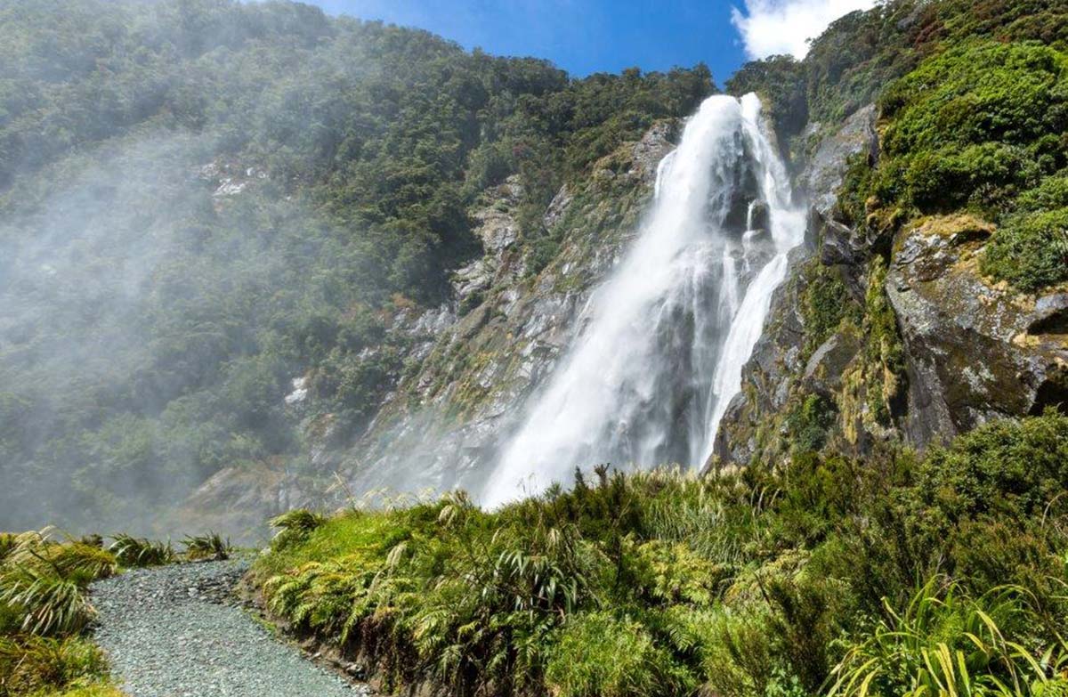 Bowen Falls Walk: Things to do in Fiordland Naitonal Park