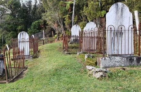 Ross Historic Cemetery Walk: Short walk in the Ross area, West Coast