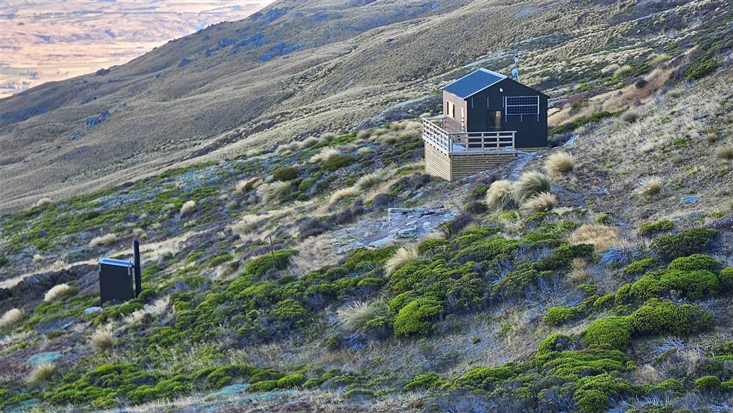 Leaning Lodge Hut: Rock and Pillar Conservation Area: Otago region