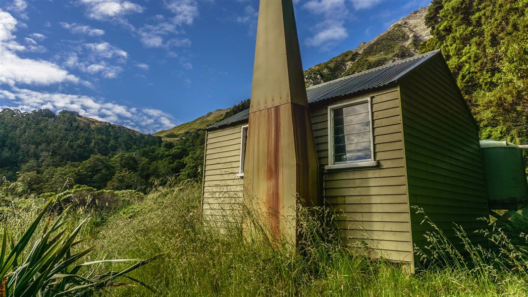 Larrikin Creek Hut: Kahurangi National Park, Nelson/Tasman region