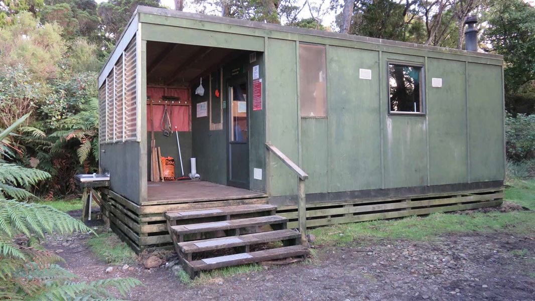 Abrahams Bay Hunters Hut: Rakiura National Park: Southland region