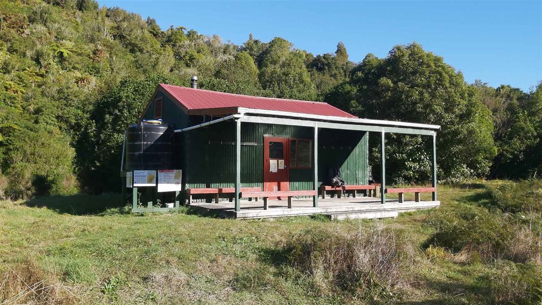Parawai Lodge: Tararua Forest Park, Kapiti region